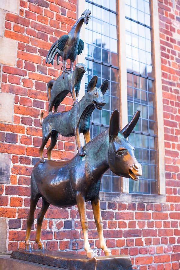 Het Standbeeld Van Stadsmusici Van Bremen, Duitsland Stock Foto - Image ...