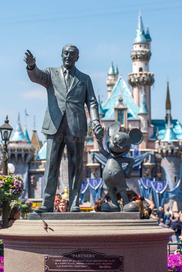 Het Standbeeld Van Walt Disney En Mickey Mouse-in Disneyland ...
