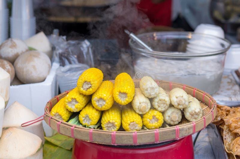 Het Stomen Van Graan Op Traditioneel Hout Bastket Stock Afbeelding ...