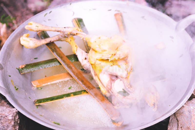 Volledig Het Braden Van Kip in Pan Met Olie, Stock Afbeelding - Image ...