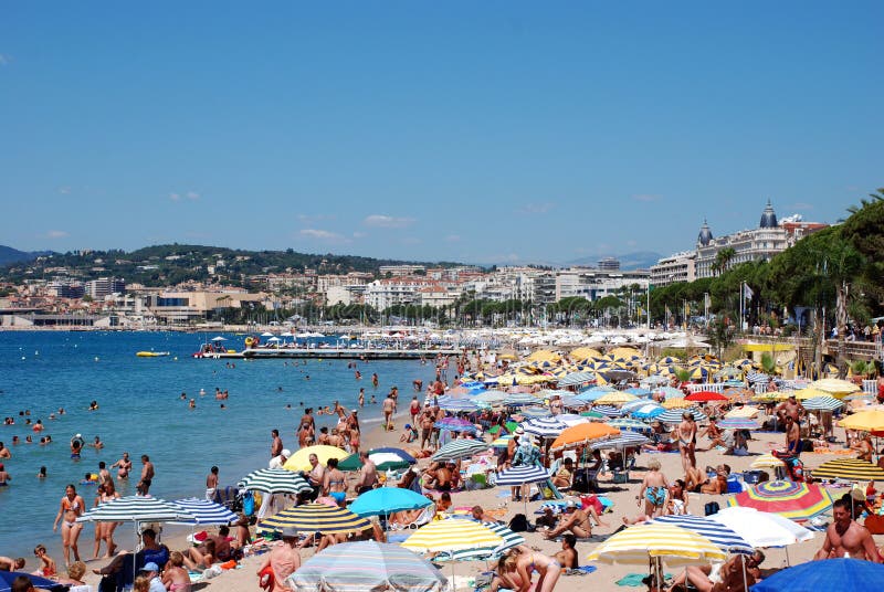 Het strand in Cannes redactionele afbeelding. Image of beroemd - 30850065