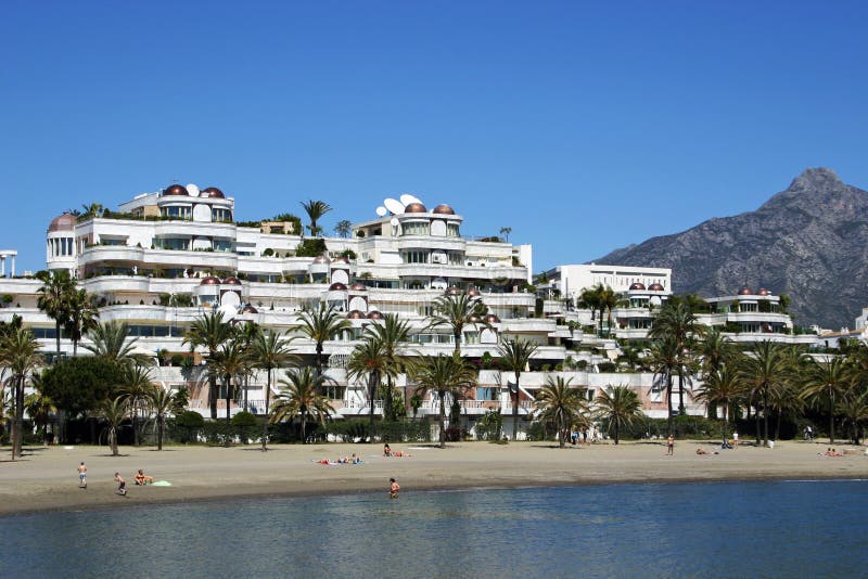 Het Strand Spanje Van Puertobanus Stock Foto - Image of bomen, zomer ...