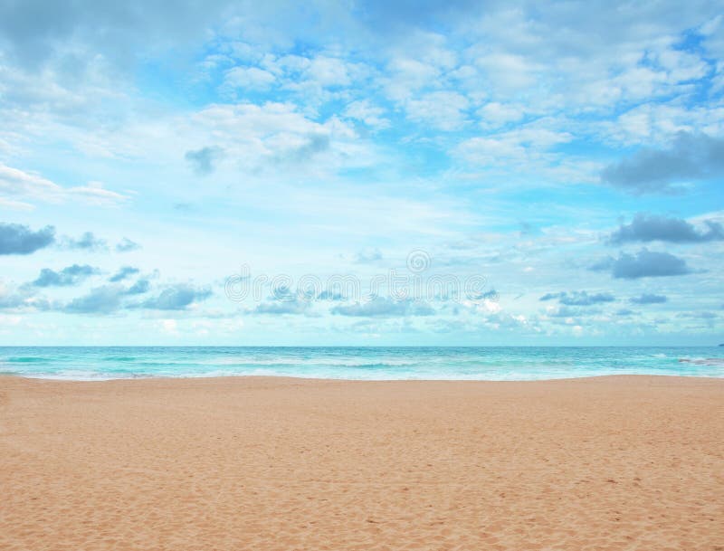 Het Strand Van Het Zand En Blauwe Hemel Stock Afbeelding - Image of ...