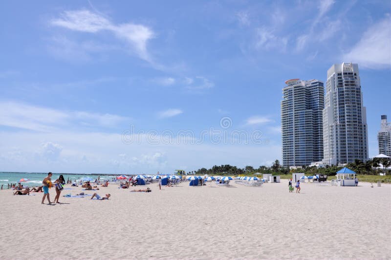 Het Strand van Miami redactionele foto. Image of cabine - 28522746