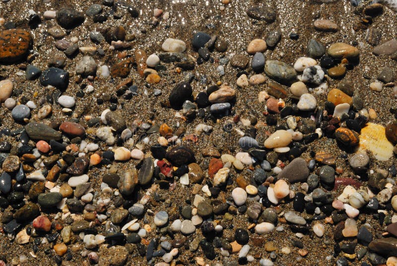 Het strand van stenen stock foto. Image of donker, stenen - 23600778
