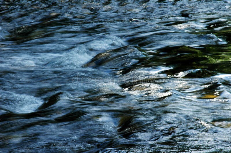 Stroomafwaarts Over De Rivier Stock Foto - Image of stromend, lopen: 316954