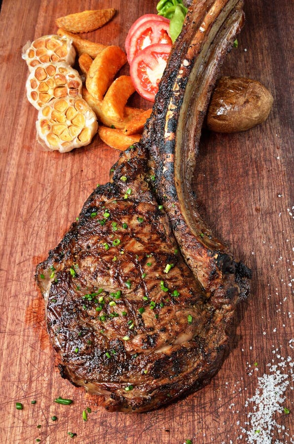 Gegrilde Tomahawk Rib Eye Steak Op Grill Met Kruiden. Houten ...
