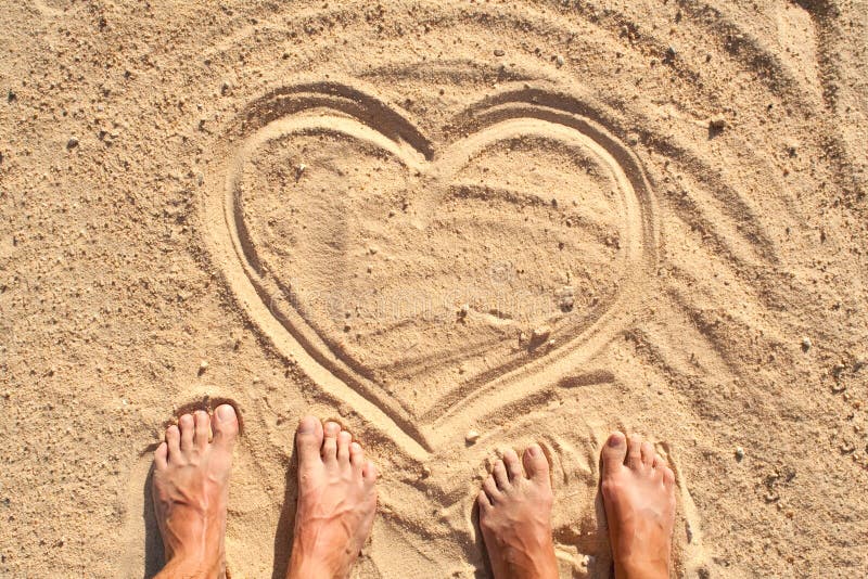 Het Symbool Van Het Hart in Zand Stock Afbeelding - Image of ontspan ...