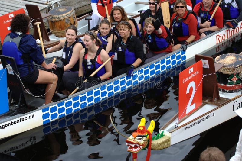 Het Team Van De Boot Van De Draak Redactionele Foto - Image of ...