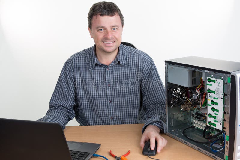 Technicus Die Een Computer Bevestigen Stock Afbeelding - Afbeelding ...