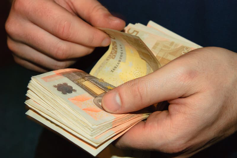 Geld tellen (Euro) stock foto. Image of inzameling, zaken - 27682668