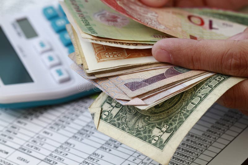 Het tellen van het geld stock foto. Image of document - 14605408