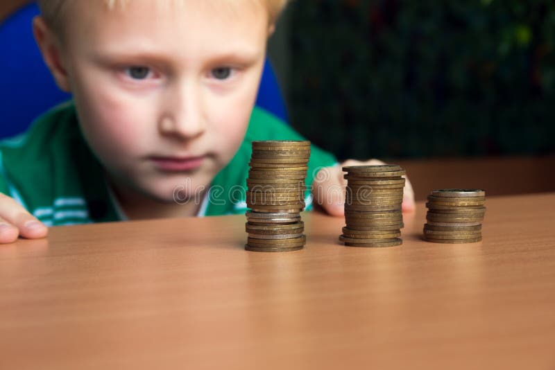 Kindgeld Tellen, Jongen Gooide Munten in Spaarpot Stock Afbeelding ...