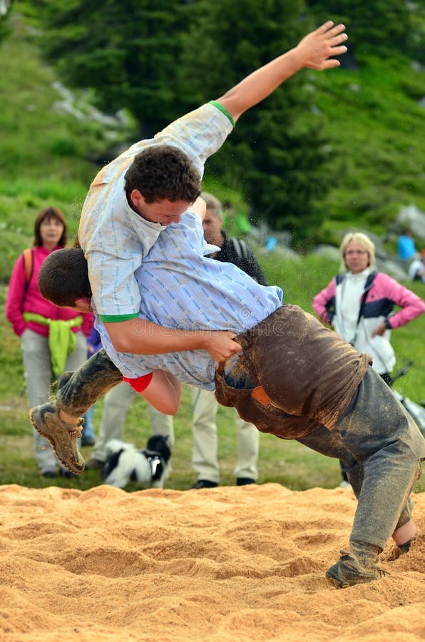 Het traditionele Worstelen redactionele stock afbeelding. Image of ...