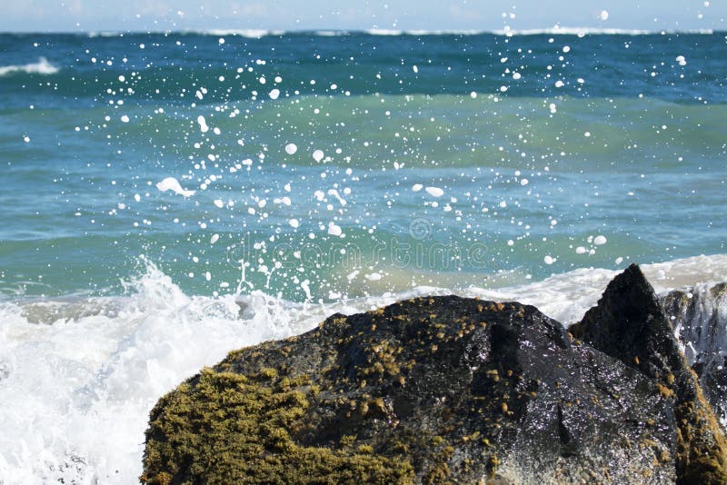 Het Tropische Water Bespatten Op De Rotsen Stock Afbeelding - Image of ...