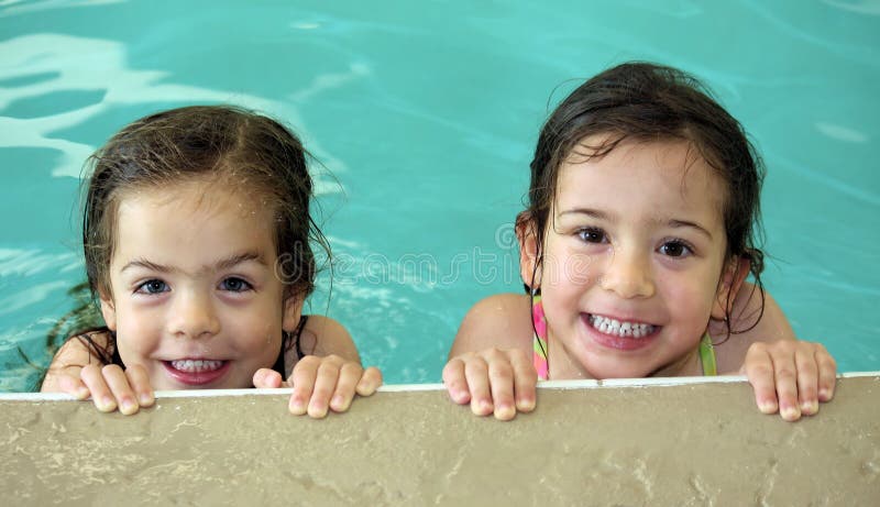 Het Tweeling Meisjes Zwemmen Stock Foto - Image of hangen, zwembad: 9033476