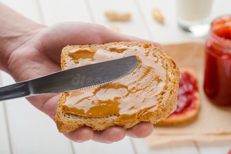 Het Uitspreiden Van Pindakaas Op Brood Stock Foto - Image of favoriet ...