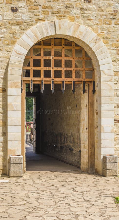 Kasteelpoort Met Open Valhek Stock Afbeelding - Afbeelding bestaande ...