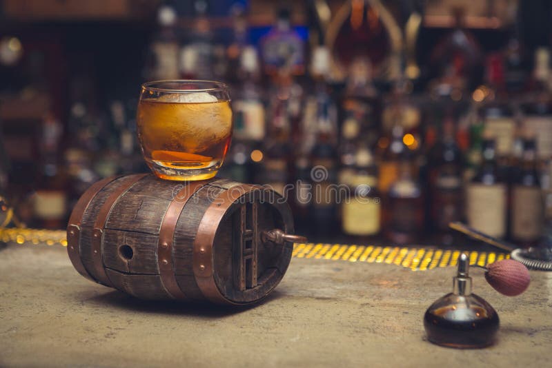 Het Vat En Wiskey Van Mini Bar Stock Afbeelding - Image of hout, aroma ...