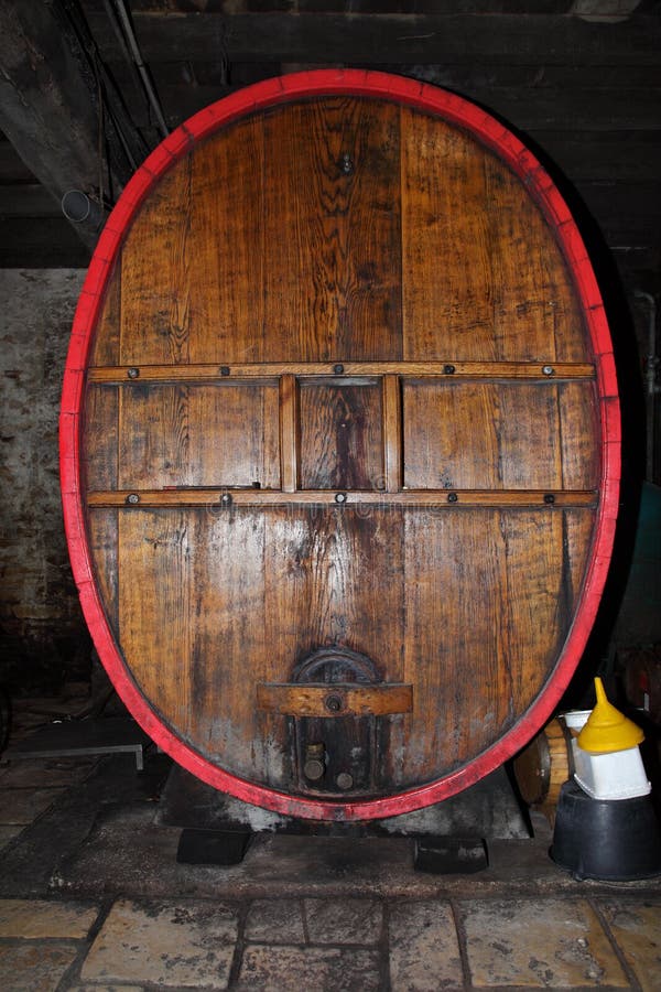 Het vat van de wijn stock afbeelding. Image of ondergronds - 15344935