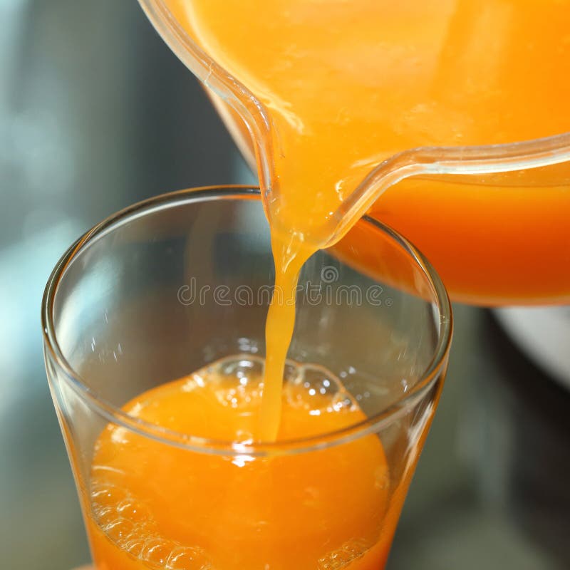 Het Verse Jus D'orange Gieten Van Een Kruik Stock Afbeelding ...