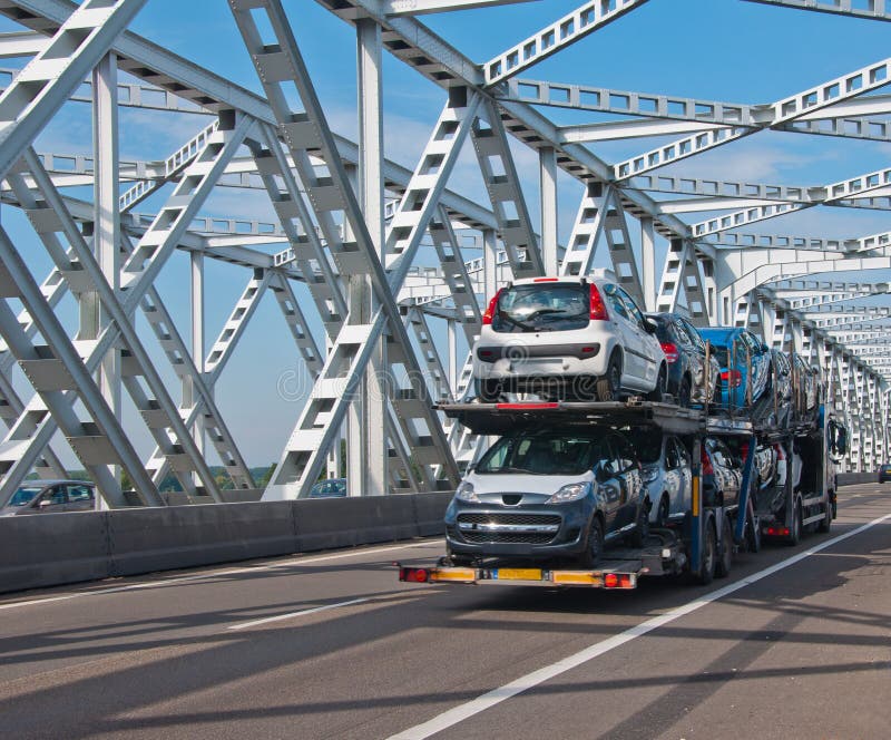 Het Vervoer Van De Auto Over Een Oude Nederlandse Brug Stock Foto ...