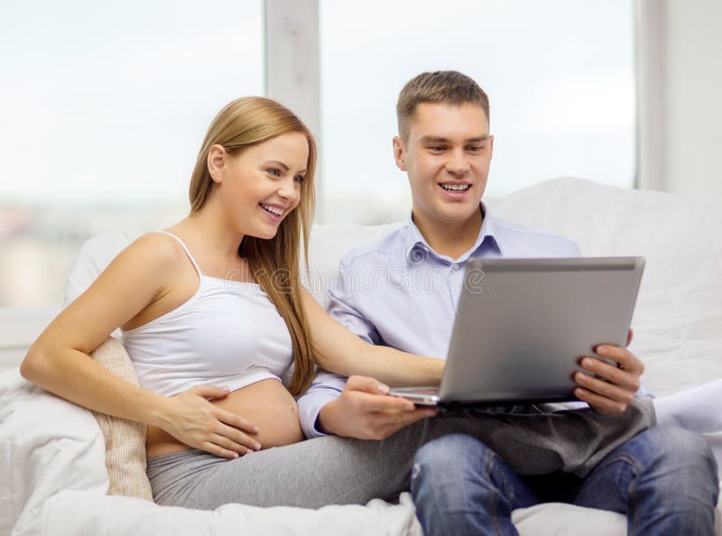 Het Verwachten Van Familie Met Laptop Computer Stock Foto - Image of ...