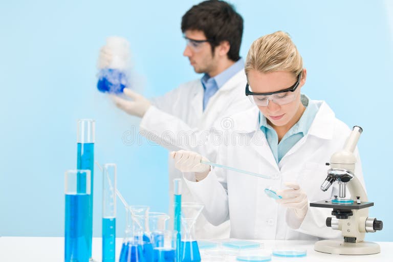 Het Virusexperiment Van De Griep - Wetenschapper in Laboratorium Stock ...