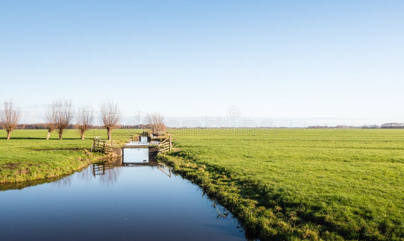 Het Vlakke Landschap Van De Polder in De Herfst Stock Foto - Image of ...