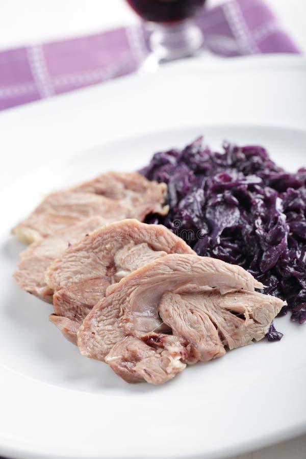 Het Vlees Van De Gans Met Rode Kool Stock Foto - Image of schotel ...