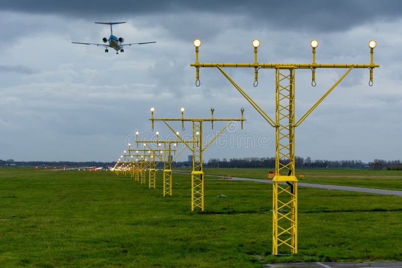Het vliegtuig landt stock foto. Image of uitziend, commercieel - 63452278