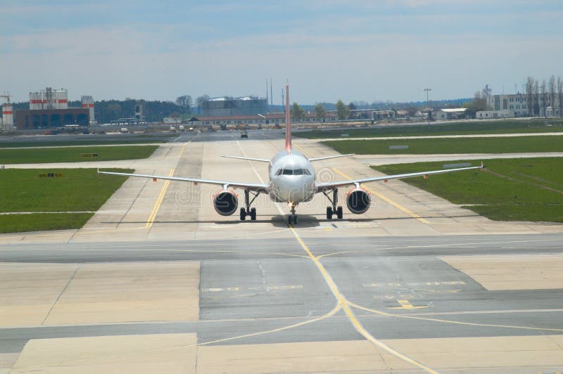 Het Vliegtuig is Op Het Vliegveld Stock Foto - Image of landen ...