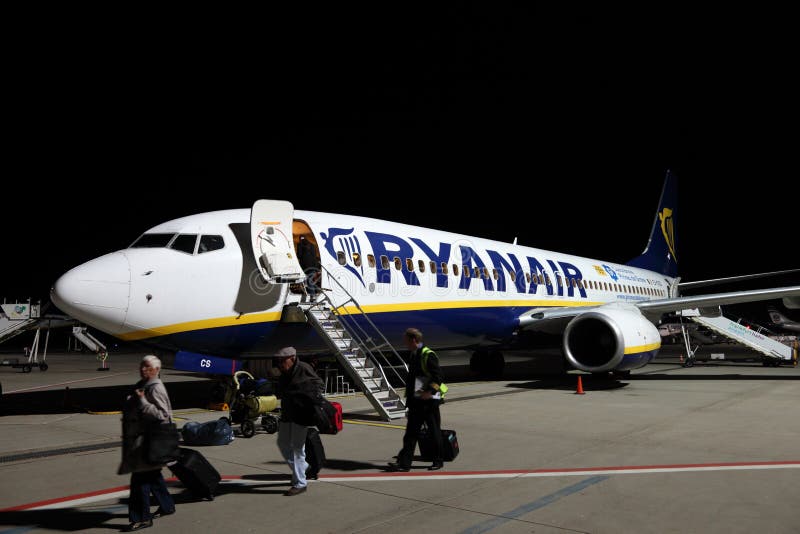 Het Vliegtuig Boeing 737 Van Ryanair Redactionele Stock Afbeelding ...