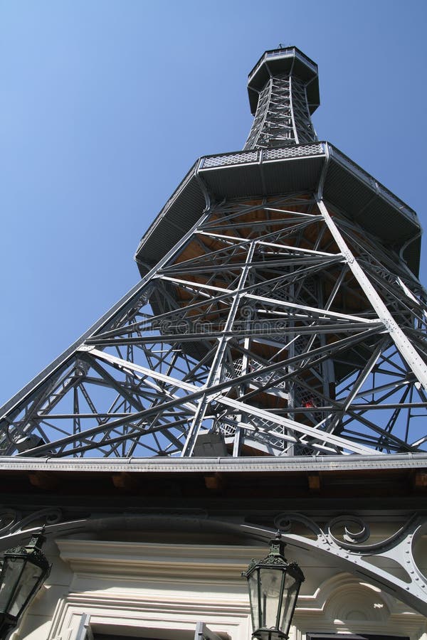 Het Vooruitzichttoren Van Petrin - Praag Stock Afbeelding - Image of ...