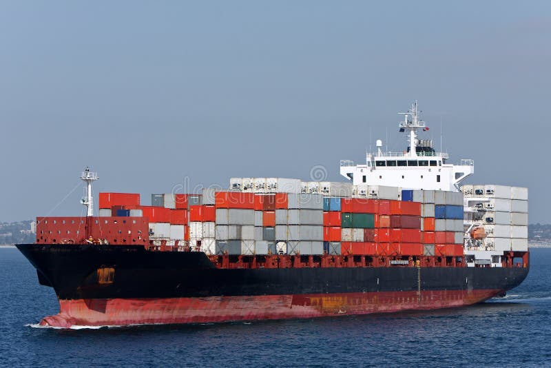 Containerschip op zee stock afbeelding. Image of draag - 17632485