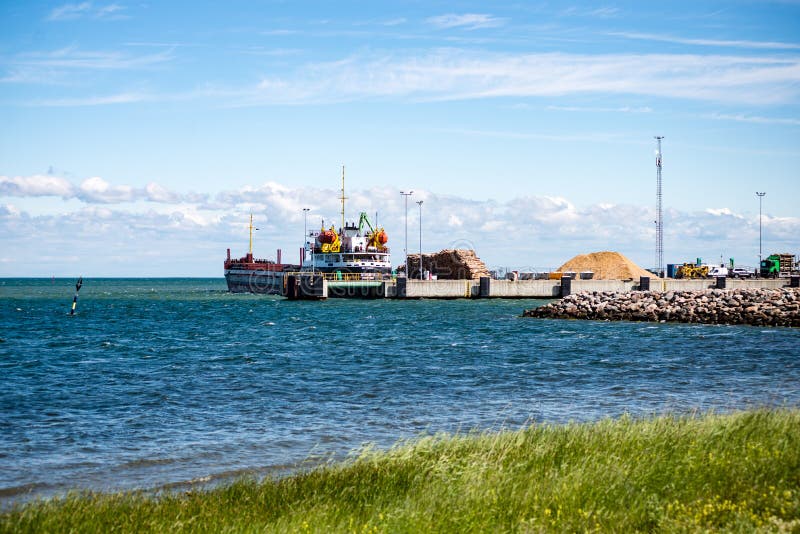 Het Vrachtschip Verlaat Haven Weg Varend Stock Foto - Image of houder ... Het Vrachtschip Verlaat Haven Weg Varend Stock Foto - Image of houder ...