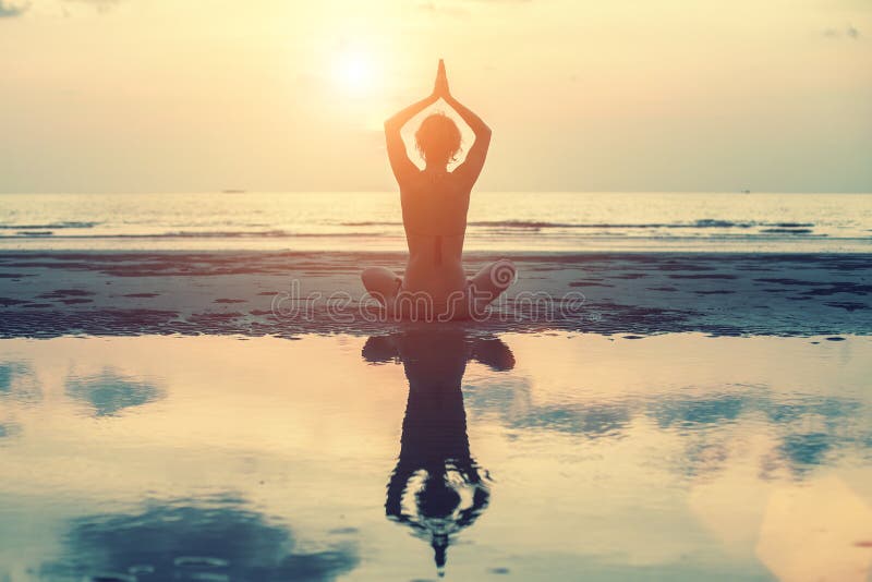 Het Vrouwelijke Silhouet In Yoga Met Bezinning In Water Meditatie