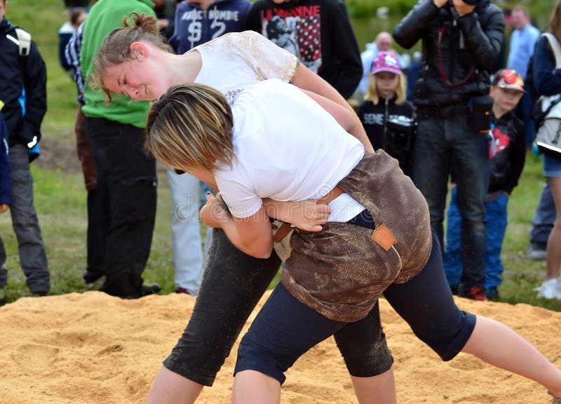 Het vrouwelijke worstelen redactionele afbeelding. Image of wind - 42969120