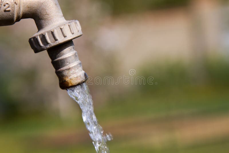 Het Water Stroomt Goed Uit De Wijnoogst Stock Foto Afbeelding