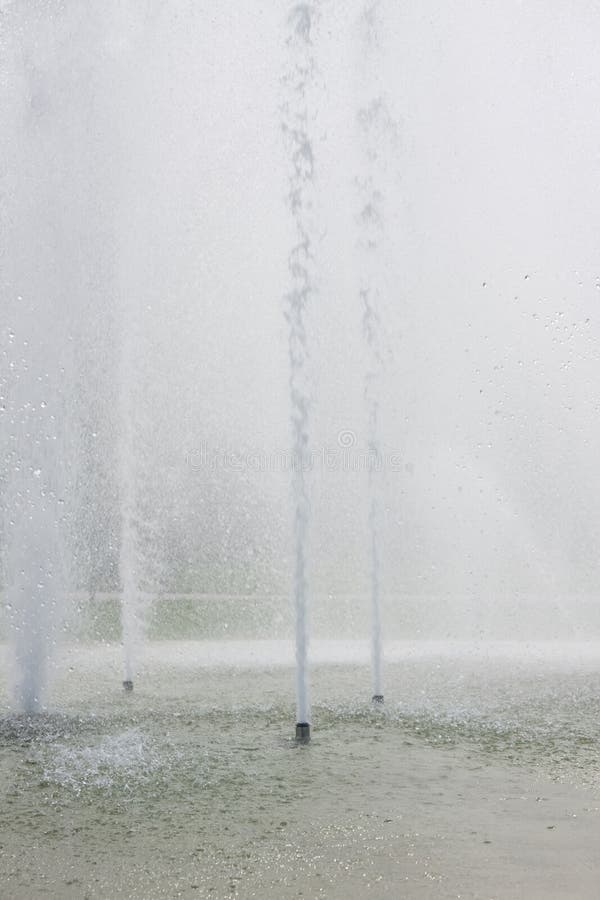 Het water van de fontein stock afbeelding. Image of bellen - 16122013