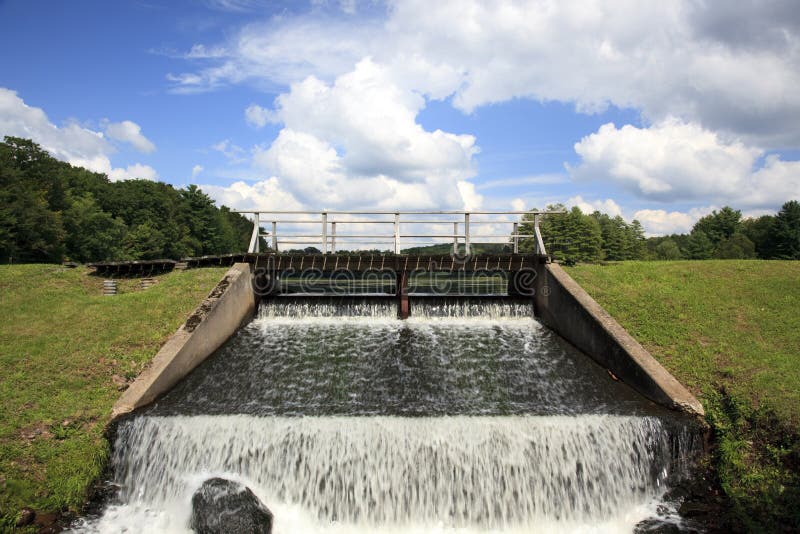 Het waterdam van het meer stock foto. Image of meer, hemel - 11897274
