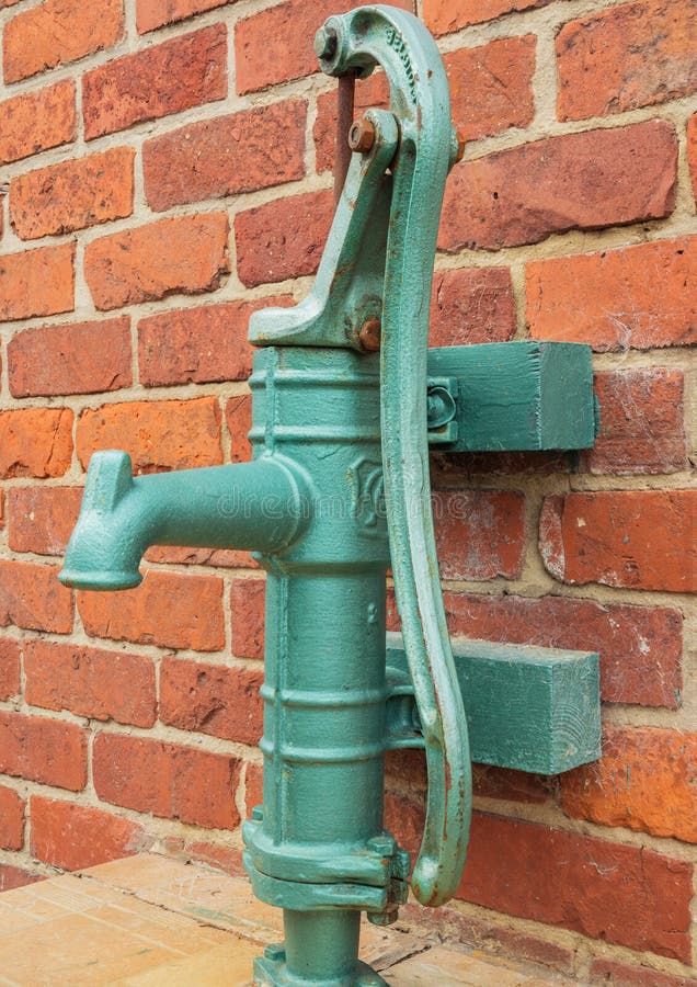 Oude handpomp stock foto. Afbeelding bestaande uit rustic - 26206024