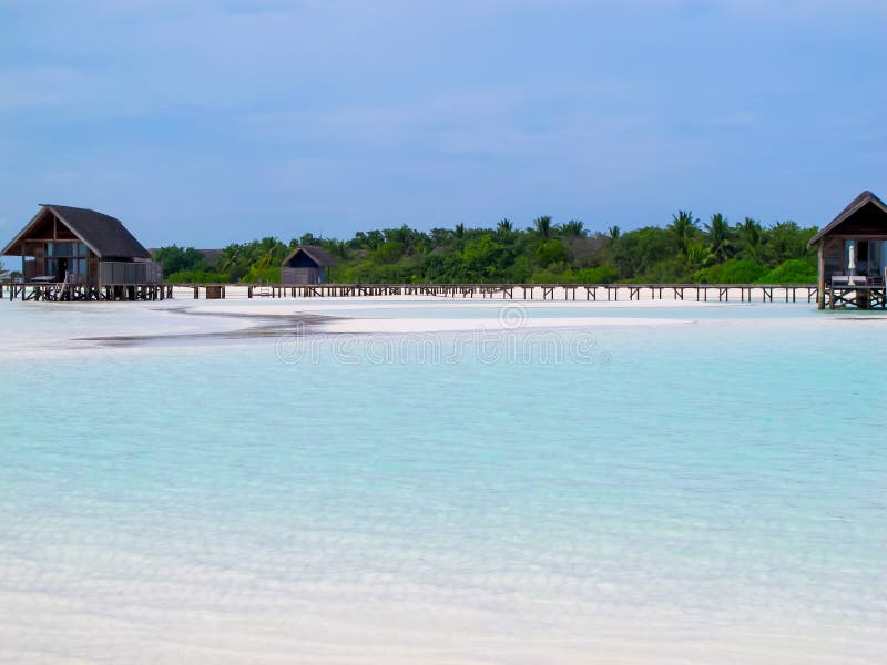Het Watervilla Van De Maldiven En Wit Strand Stock Afbeelding - Image ...