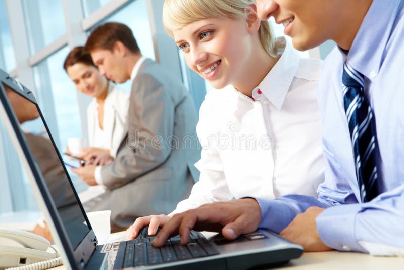 Het werk van de computer stock afbeelding. Image of volwassen - 16064017