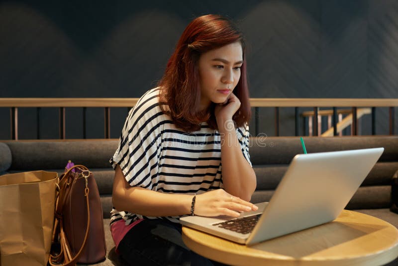 Het werken aan computer stock foto. Image of studeren - 108182968