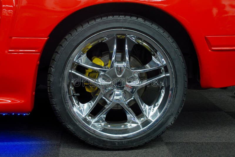 Het wiel van de auto stock afbeelding. Image of geïsoleerd - 12352619