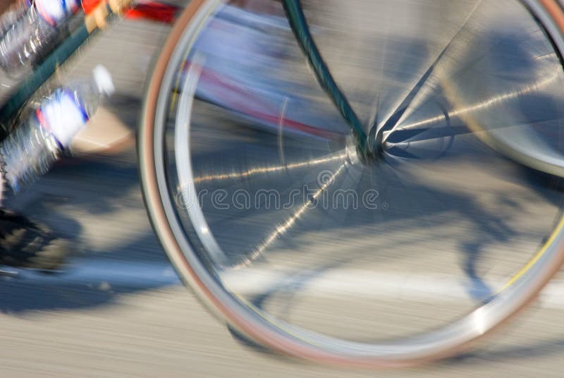 Fietswiel Op Gebarsten Aarde Stock Foto - Image of wiel, fiets: 32294200