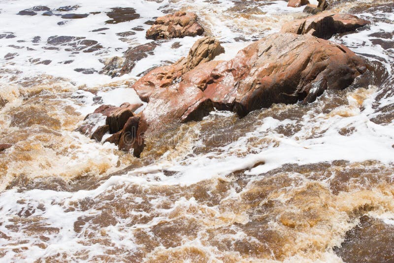 Het Wilde Witte Overstroomde Rivier Lopen Ruw Rond Keien Stock Foto ...