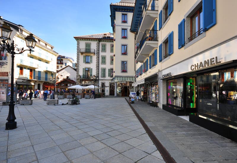 Het Winkelen Straat in Chamonix, Frankrijk Redactionele Afbeelding ...