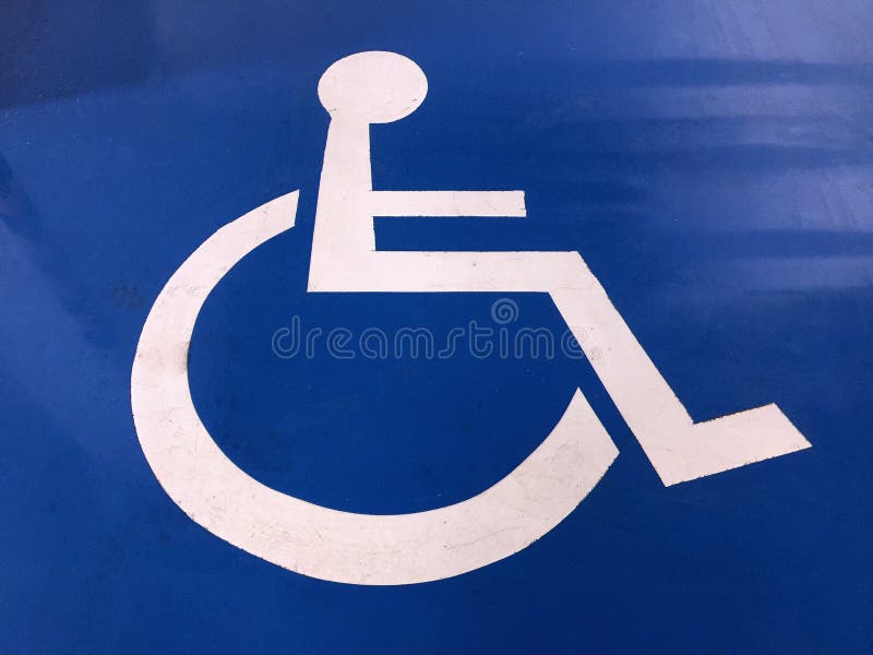 Wit Gehandicapt Symbool Op Asphalt Road in Het Park Stock Foto - Image ...